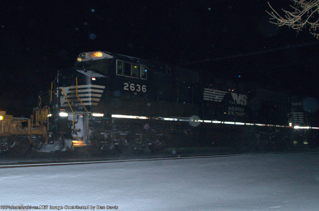 NS SD70M 2636 trails on 25Z
